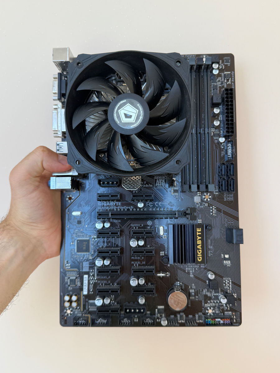 Gigabyte GA-B250-FinTech + I5 7500 cpu
