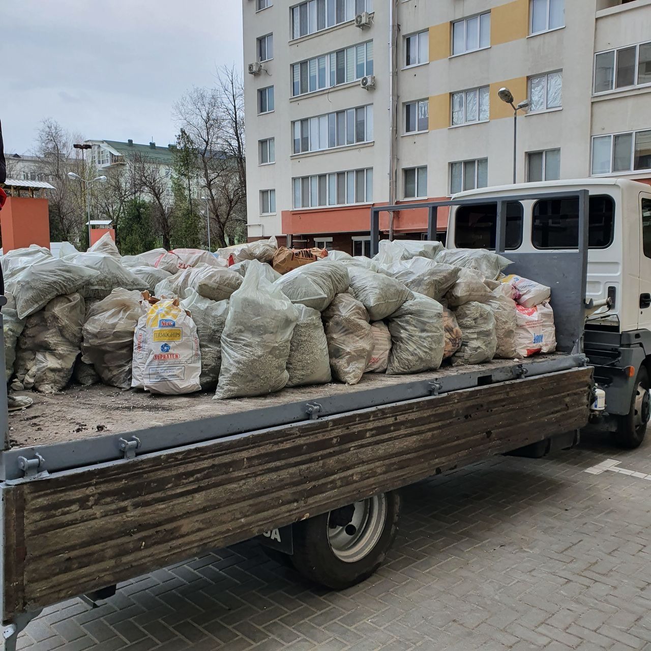 Transportare marfuri, hamali, evacuare gunoi, relocari