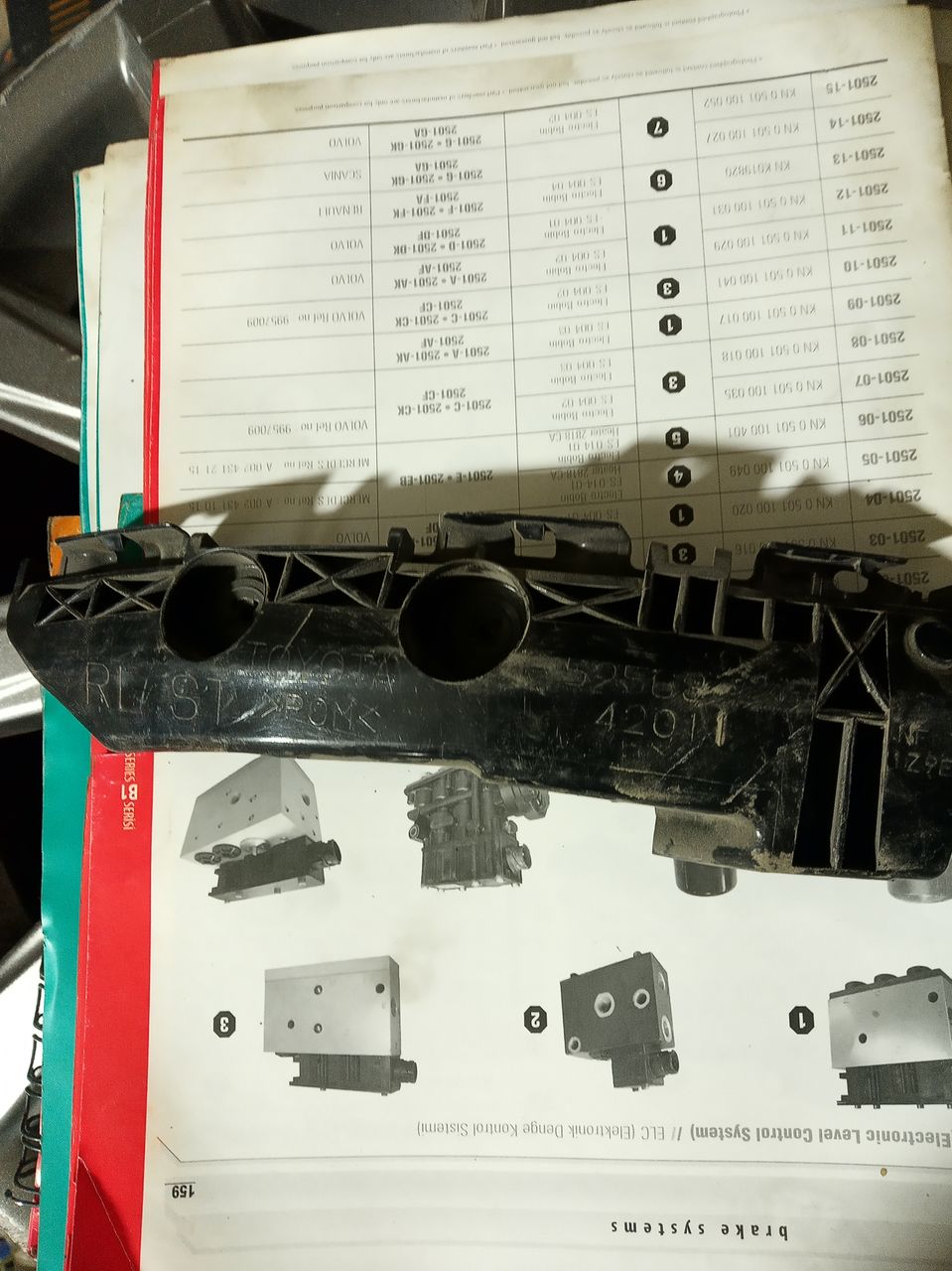 Крепление бампера 52563-42011 Toyota (зад/лев/верх Rav4 06-)