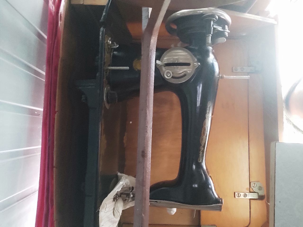 Продам швейную машинку Веритас с тумбой