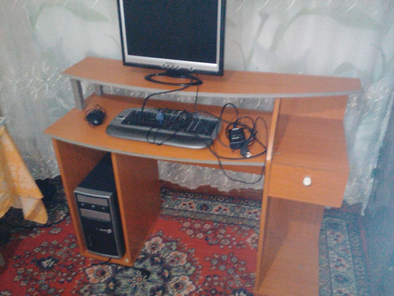 Calculator, monitor, mouse, tastatura, savbufer+4 boxe, masa(dacă ...