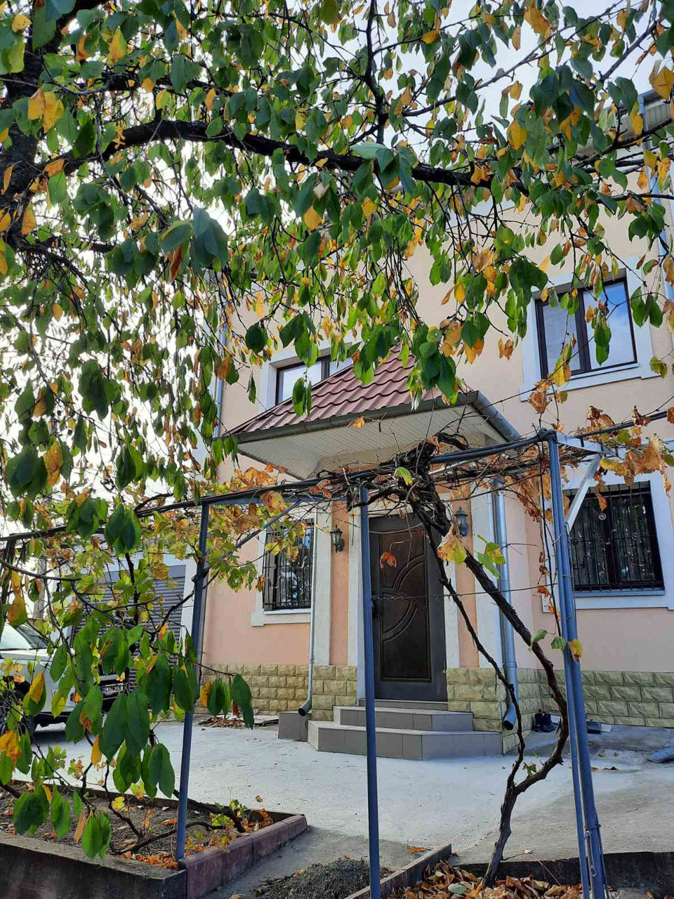 Casa capitala, gata de trai conectata la toate retelele, cu fintina ...