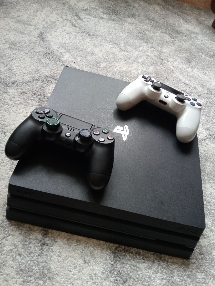 Vînd PS 4 Pro ultima generatie