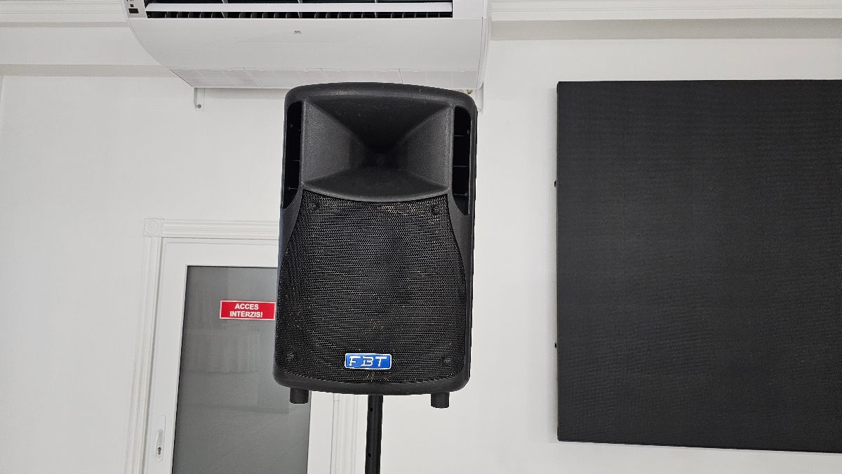 Vind 2 boxe FBT Himaxx 40A, 1200 euro