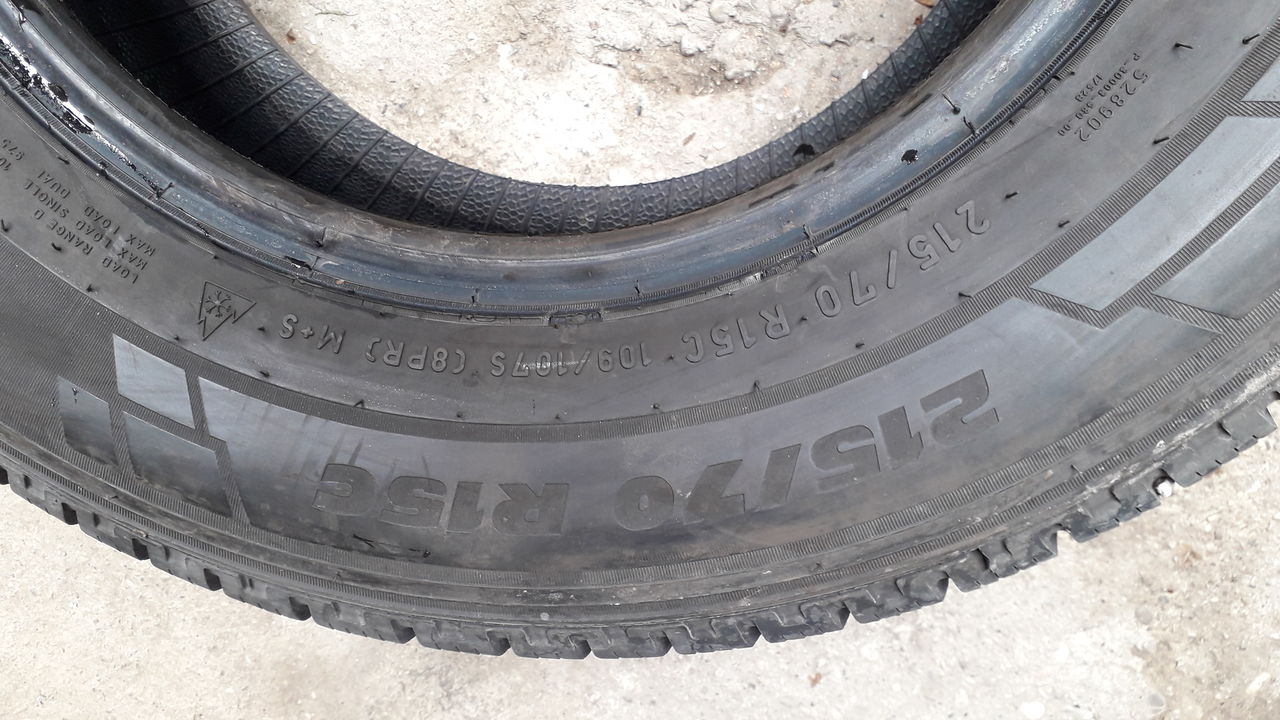 215 70 R15C 4 cauciucuri Pirelli