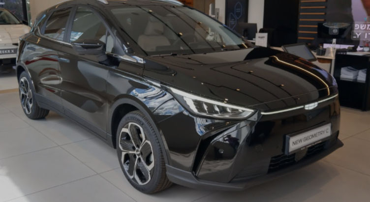Geely Geometry C 2025 г. с пробегом, 15000