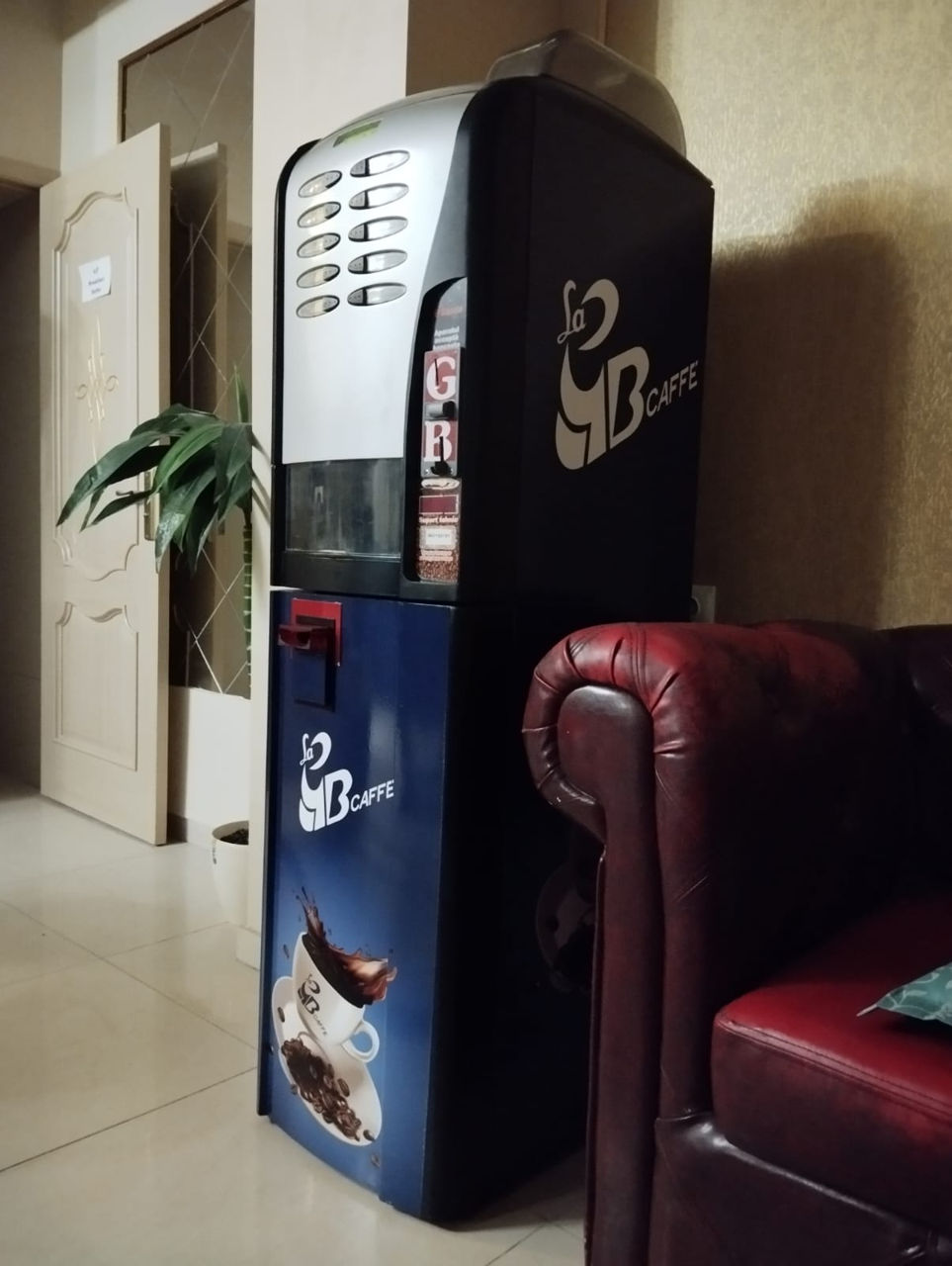 Vending machine cu monetieră inclusă