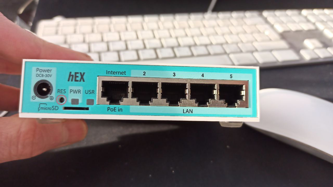 Mikrotik RB750Gr3 hEX