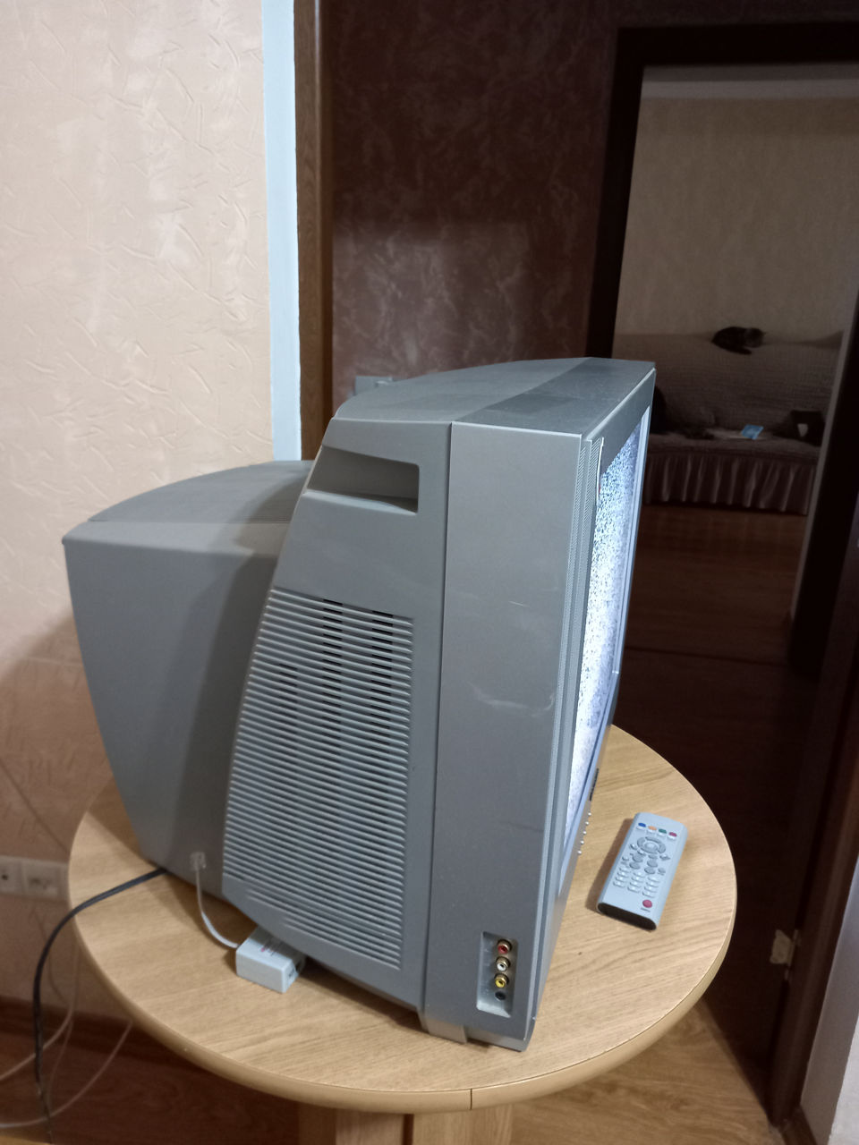 Vand televizor cu tub 21 inch complet functional.