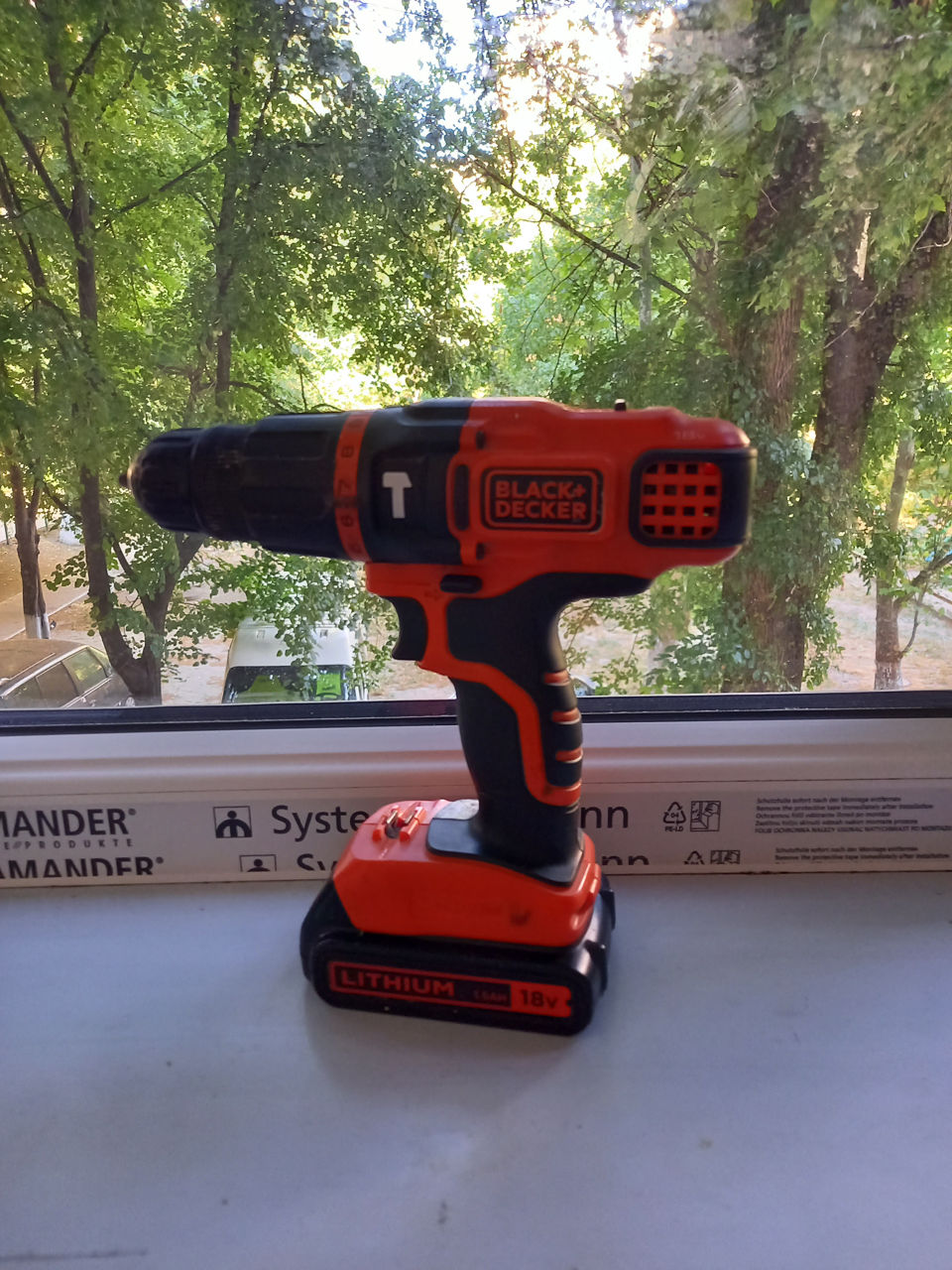 Шуруповерт Black + Decker