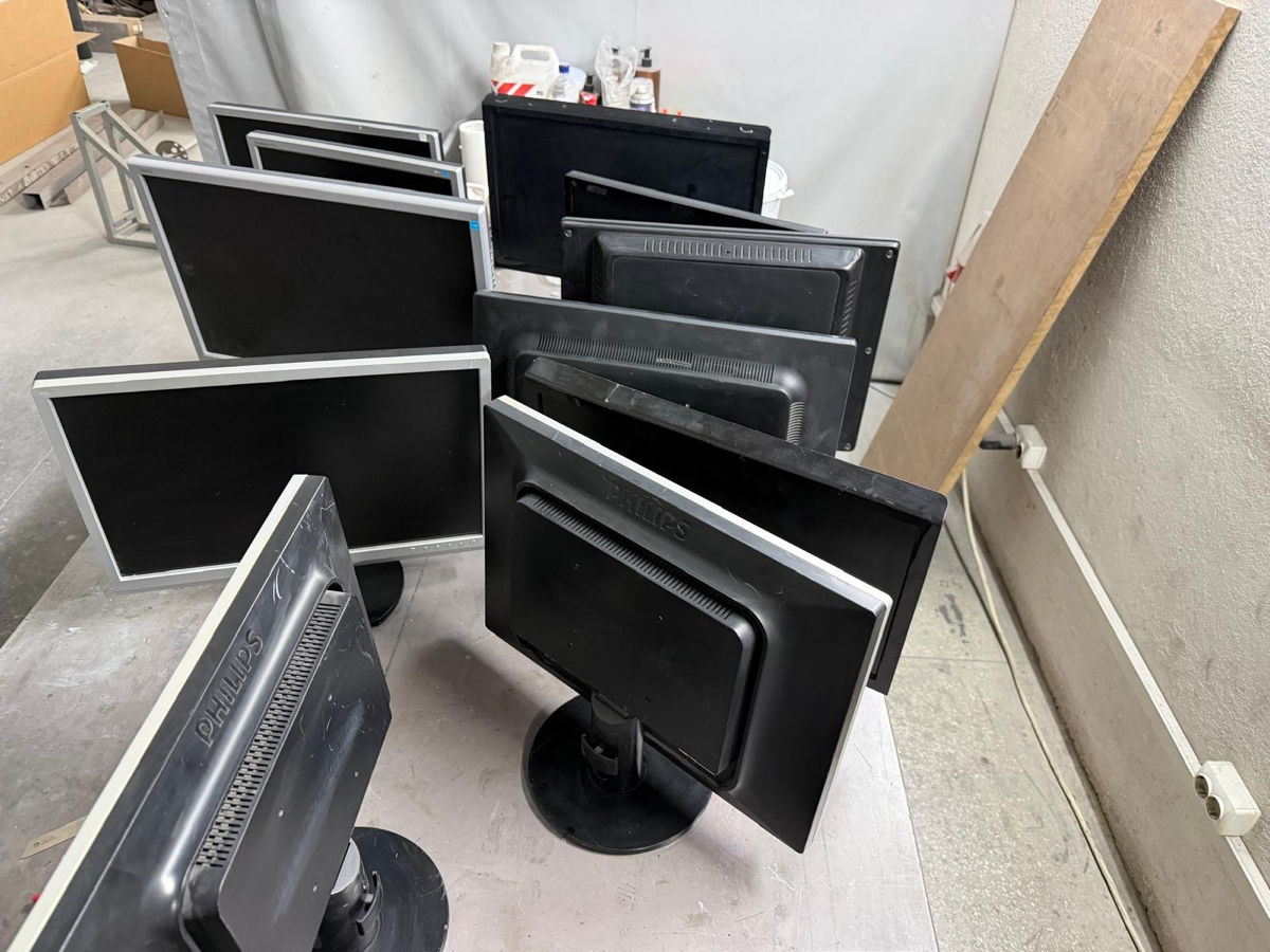11 Monitoare