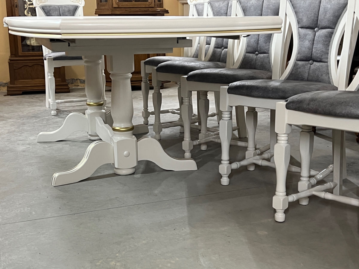 Masa ovala cu 8 scaune din lemn natural