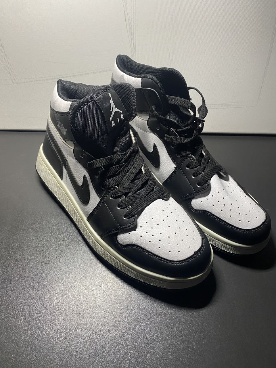 Vând Air Jordan 1