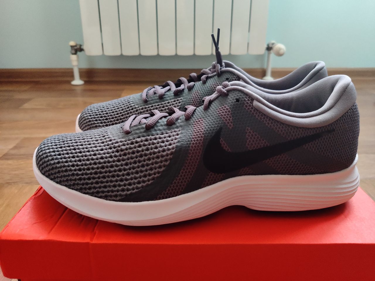 Nike Revolution 4 Mens оригинальные кроссовки новые с этикетками, 45 размер
