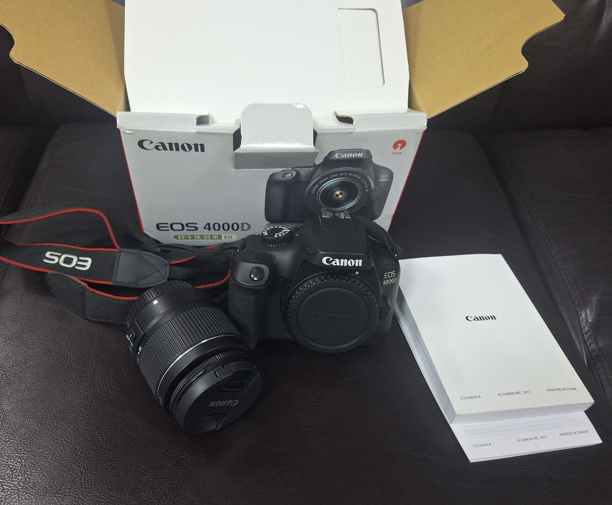 Canon EOS 4000D practic nou.