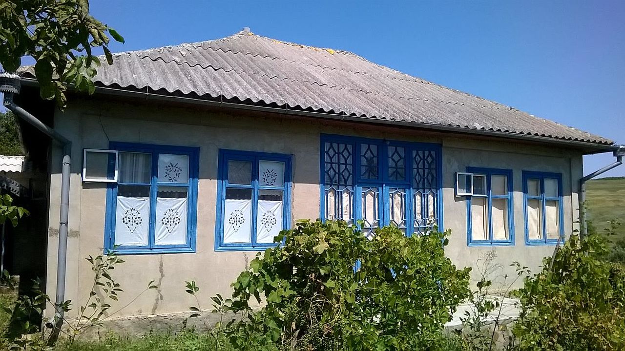 Se propun 2 case pe un lot de 30 de ari cu bucătărie aparte, beci și ...