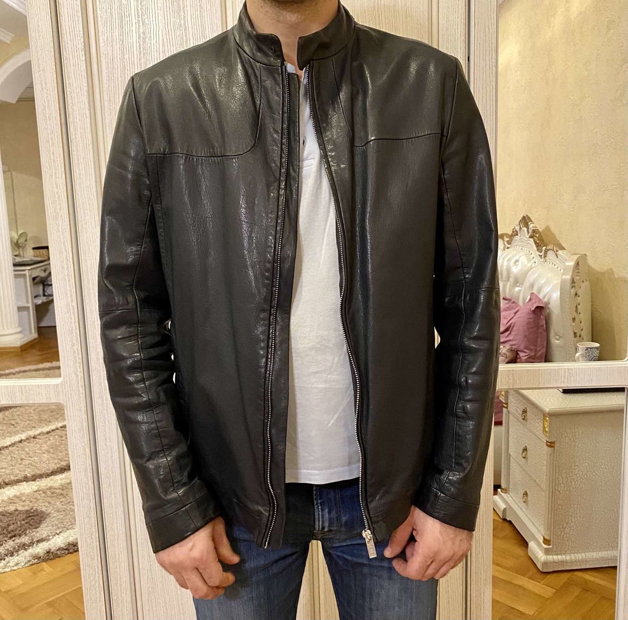 Vînd geaca din piele Hugo Boss