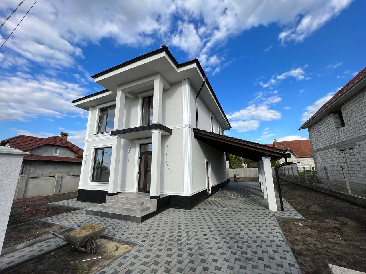 Casa variantă albă Ciorescu 2 nivele + subsol 150 mp teren 7 ari