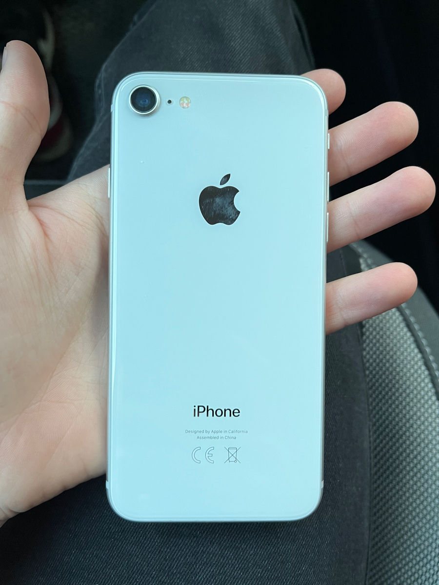 Vând IPhone 8 128Gb White, original, folosit