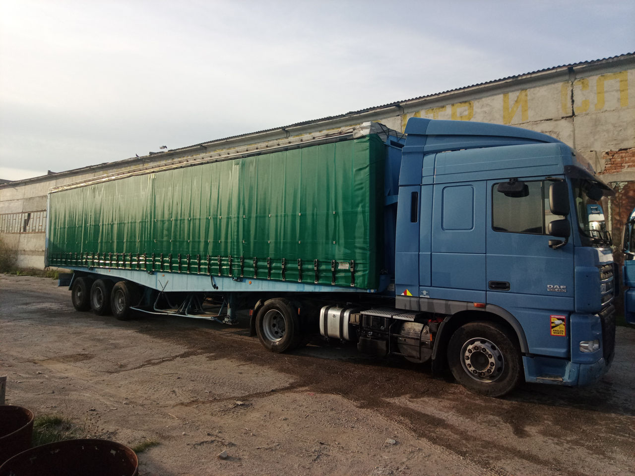 Semiremorca de 90m, basculantă,cu cilindru în față