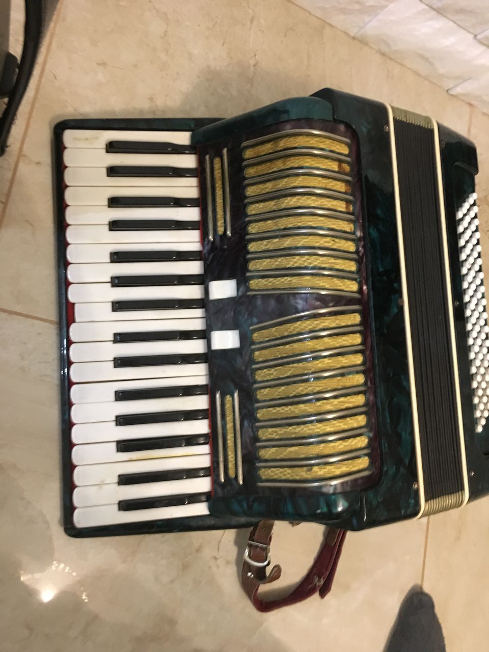 продам Аккордеон, отличное состояние, 80 басов