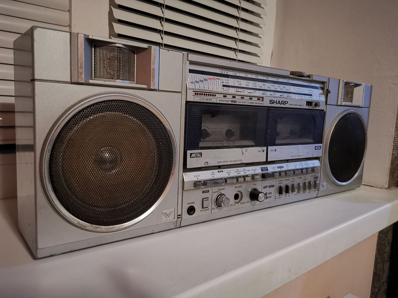 Sharp GF 500 stat de ani buni. Se aprinde