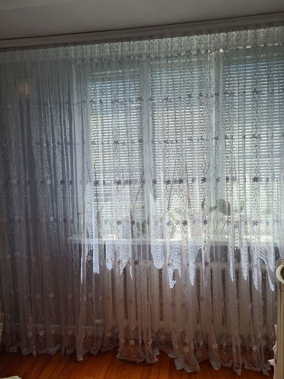 Vind draperie la geam