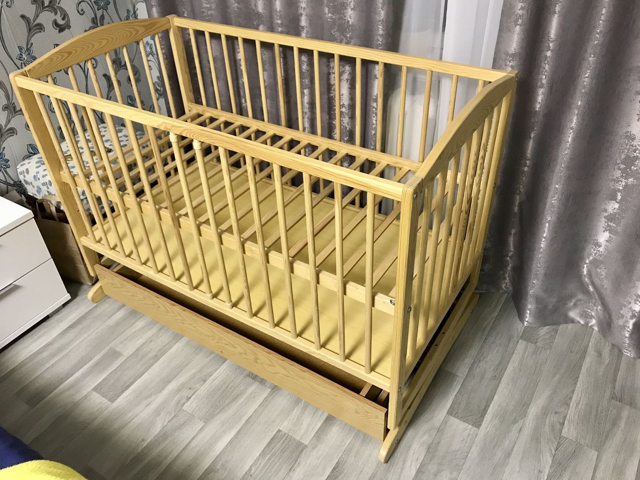 Детская кроватка из дерева