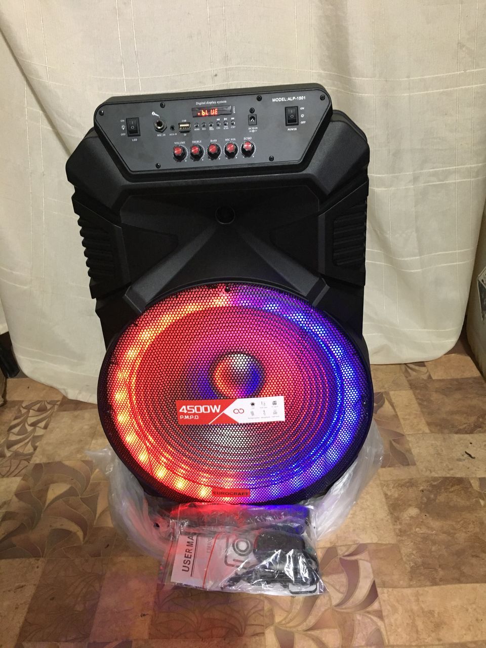 Boxa cu acumulator ,Bluetooth, Microfon Flashca ,Aux , equalizer ,Mp3 ...