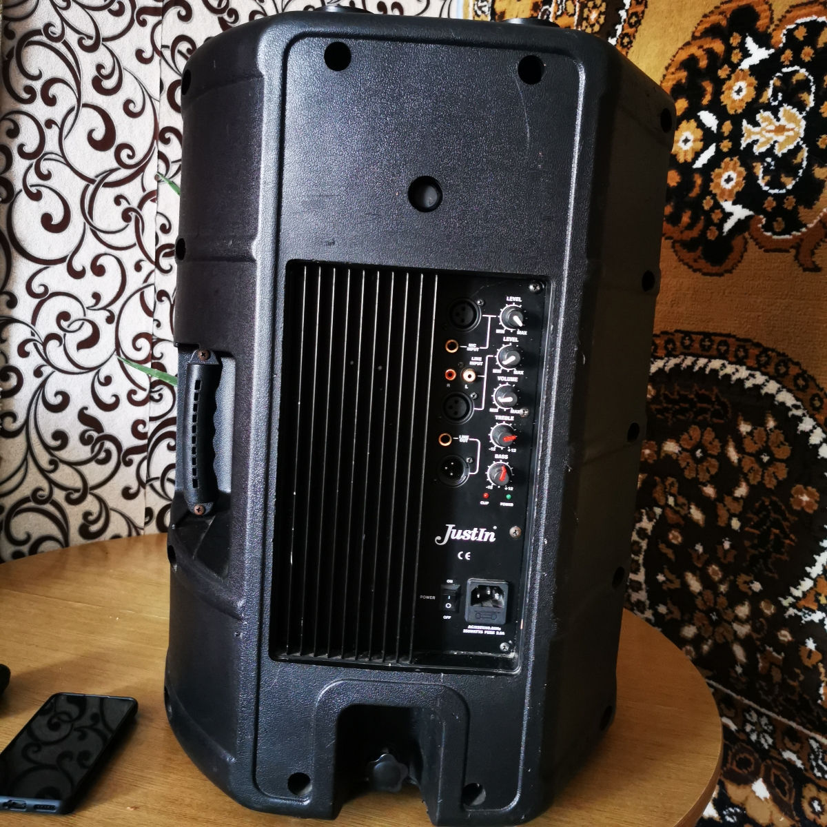 Продам колонка есть стройный блетуз жастин идеально рабочия играет ...