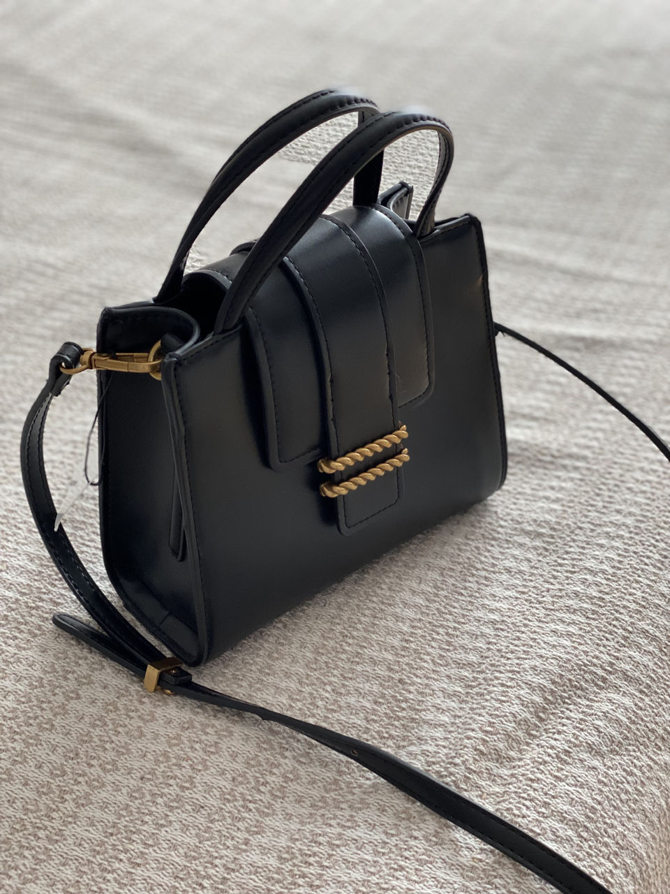 Gentuță mini Zara nouă 350 lei. Dimensiuni 20*18*9cm.