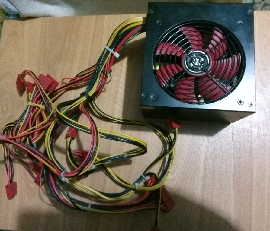 Мощный блок питания на 580 W Xilence 24+4pin, 6-SATA, 2-Molex, 2-6pin PCI-E