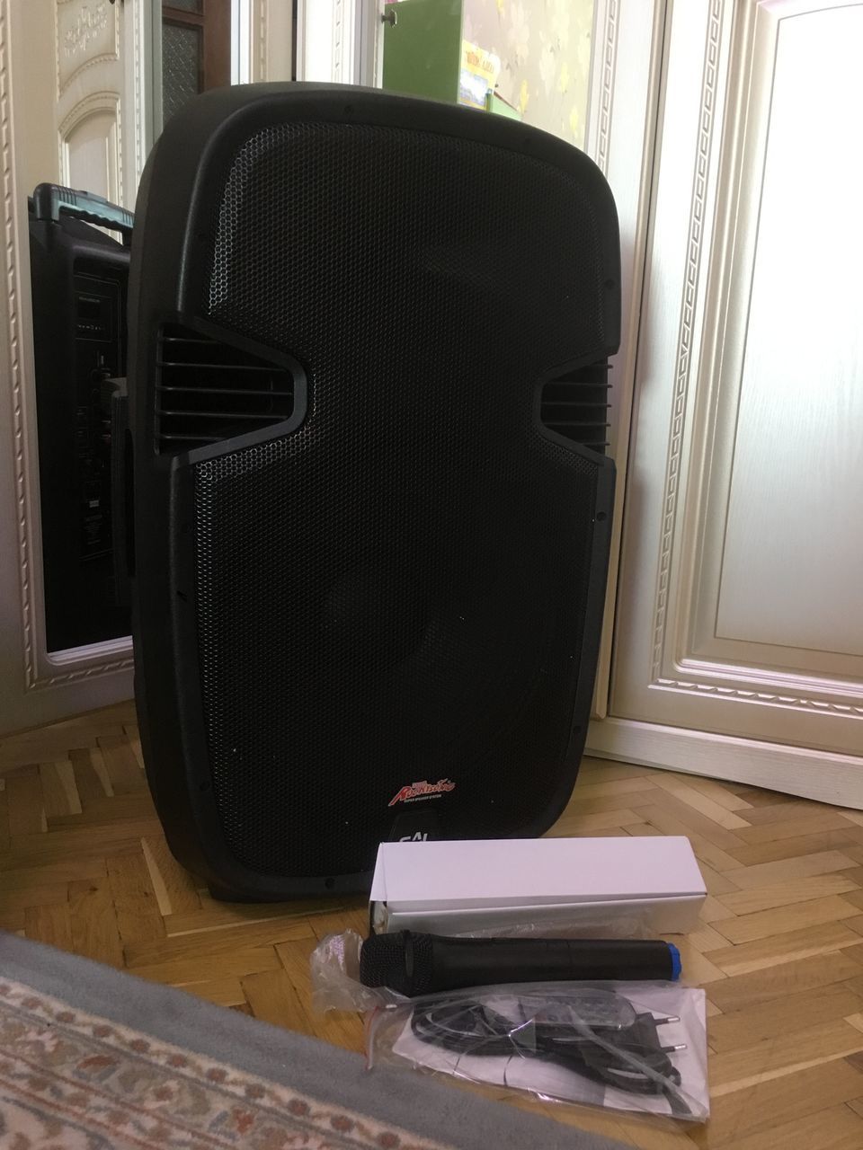 Boxa activa ,Bluetooth, Microfoane Flashca ,Aux , equalizer ,Mp3, usb ...