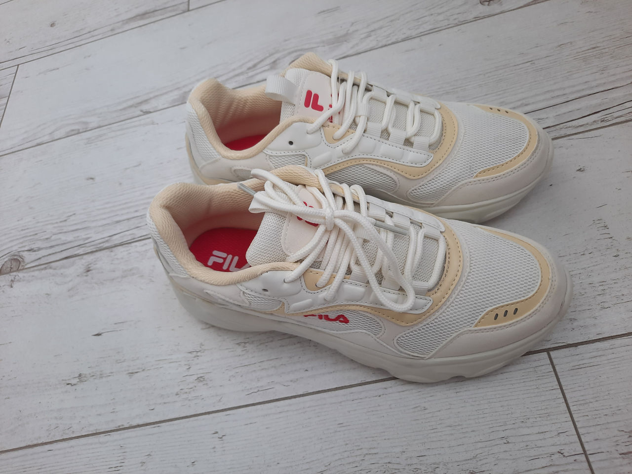 Adidași noi FILA 39