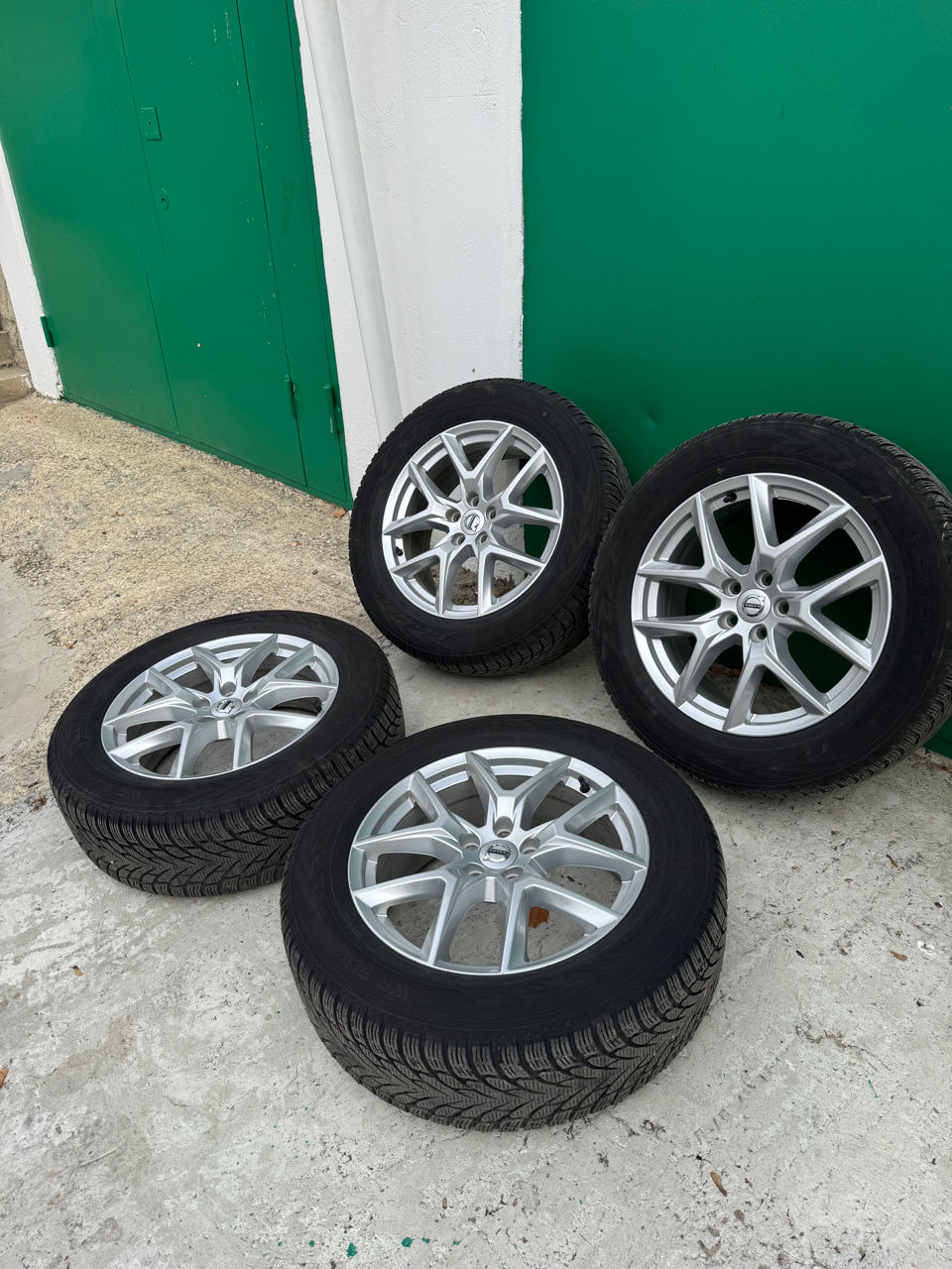 De vânzare set jante originale Volvo R18 cu anvelope de iarnă 235/60 R18!