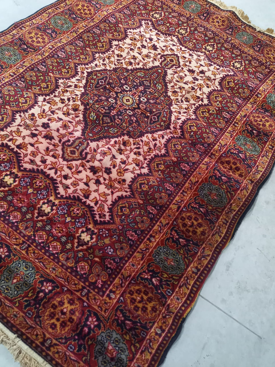 covor 2,4/ 1,7 metri B/U, 600 lei.