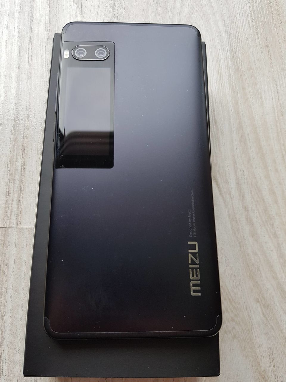 Телефон с двумя экранами Meizu Pro7 64Gb+4Gb Black (M792H)