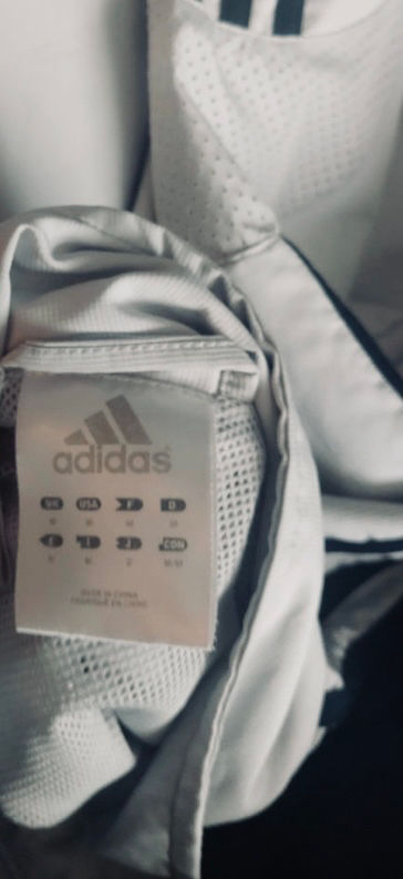 Продаю стильную кофту/ветровку Adidas в отличном состоянии