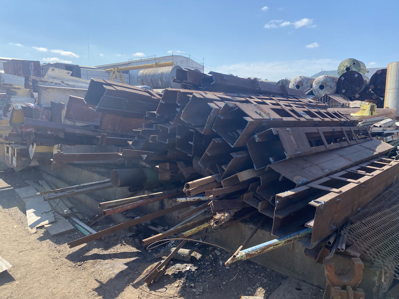 Piloni din metal, profile de diferite tipuri, tabla metalica