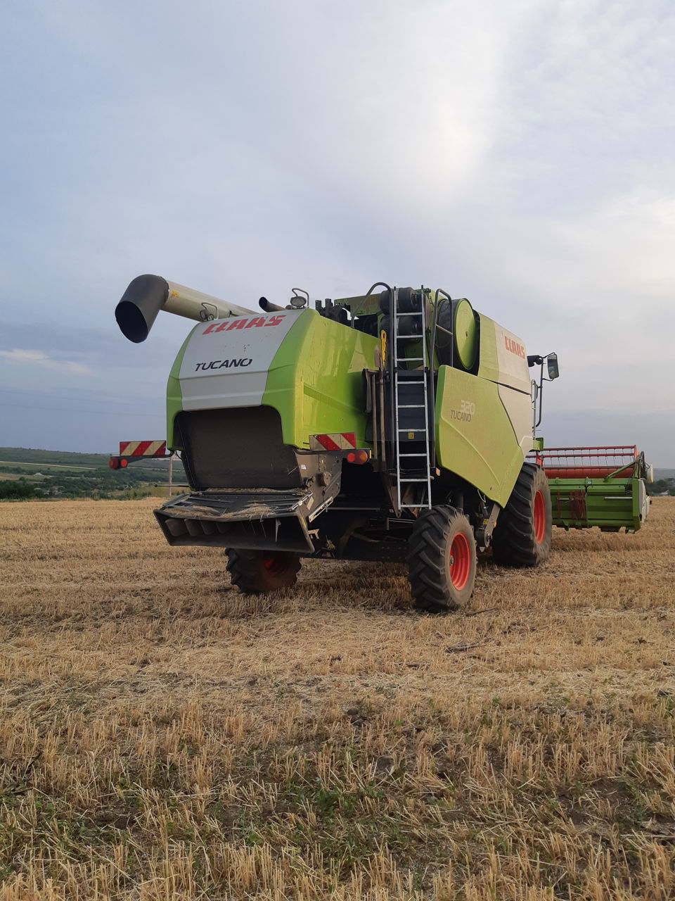 Prestez servicii de recoltare cereale..