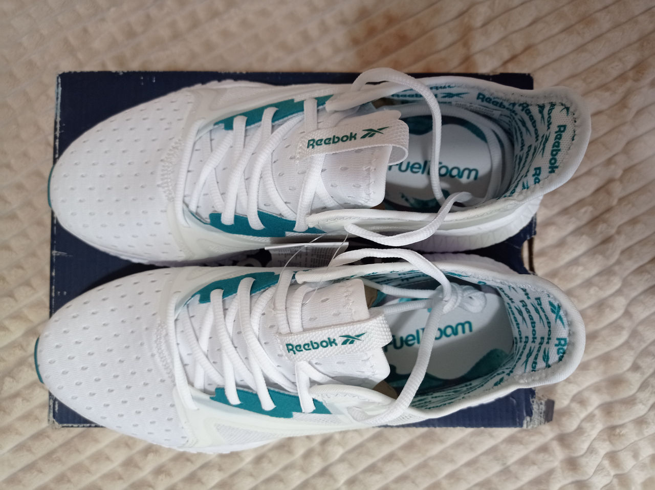 Vind adidasi Reebok, sunt noi si originali