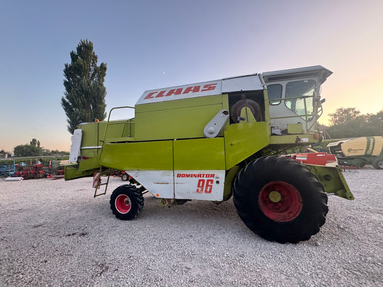 Combina agricola Claas Dominator 96SL heder cereale 4m+heder porumb 6/70