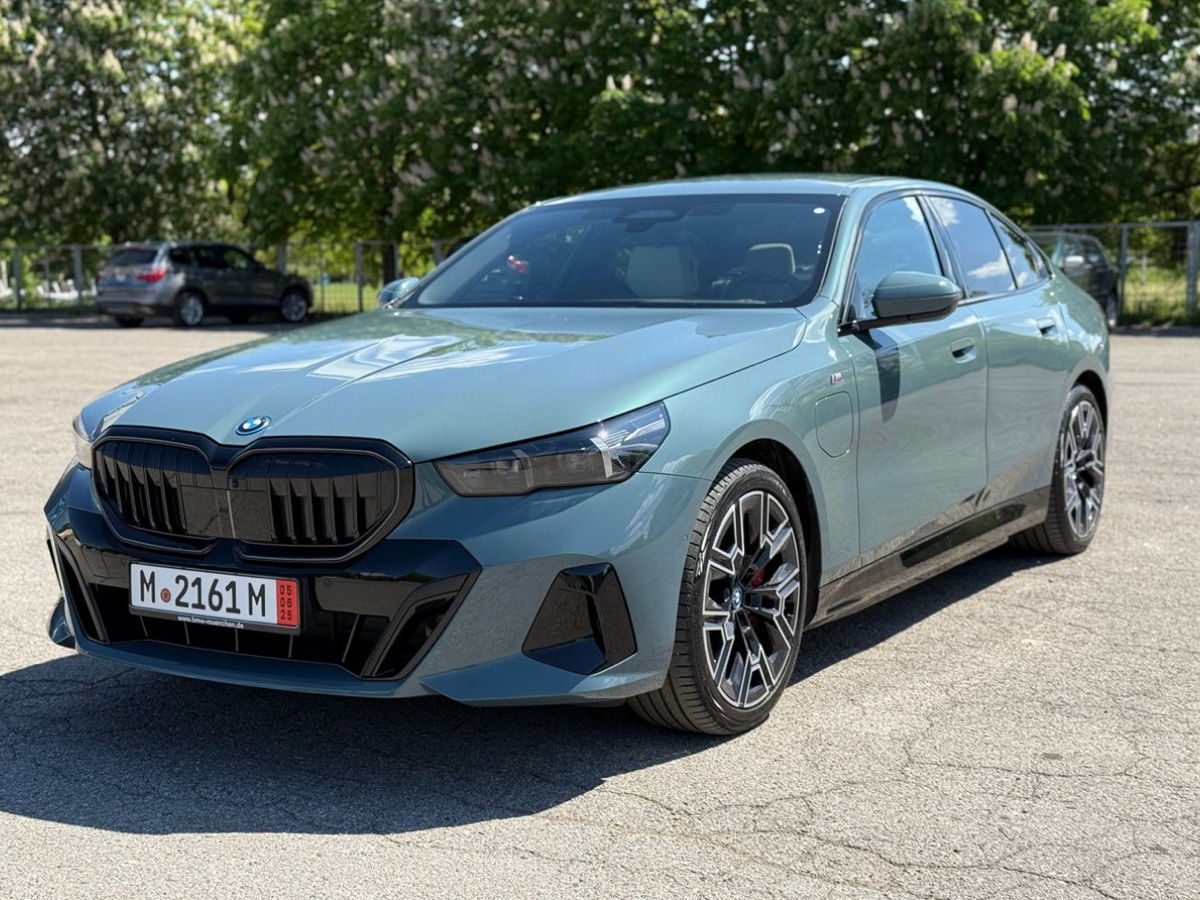 BMW 5 Series an. 2024 cu rulaj 40000 km, Plug-in Hybrid (benzină), 69900