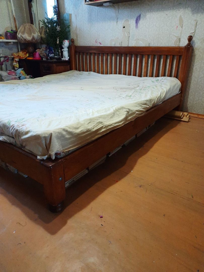Продам 2х спальную кровать из натурального дерева. сосна. без матраса!!!