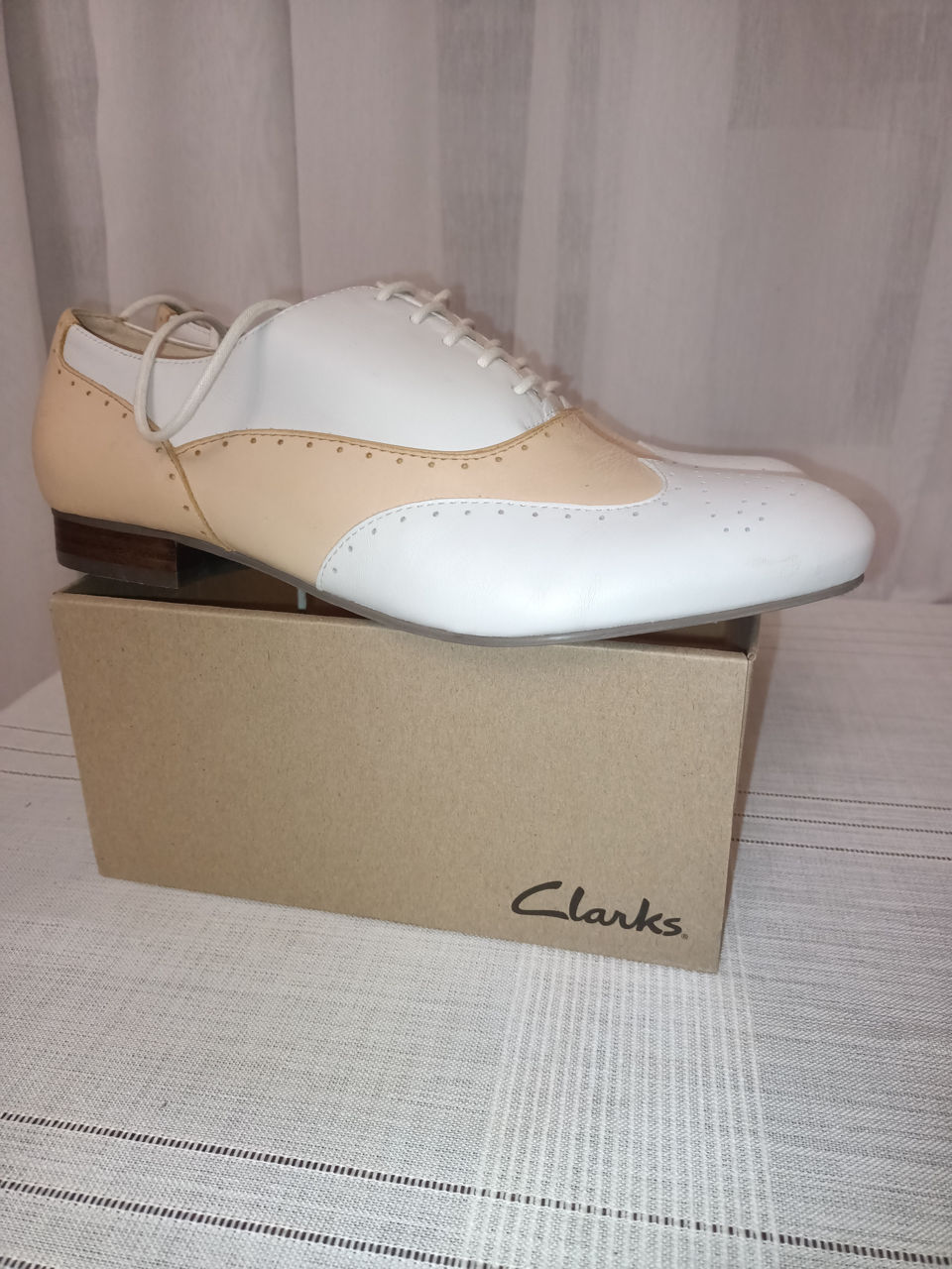 Vînd pantofi Clarks