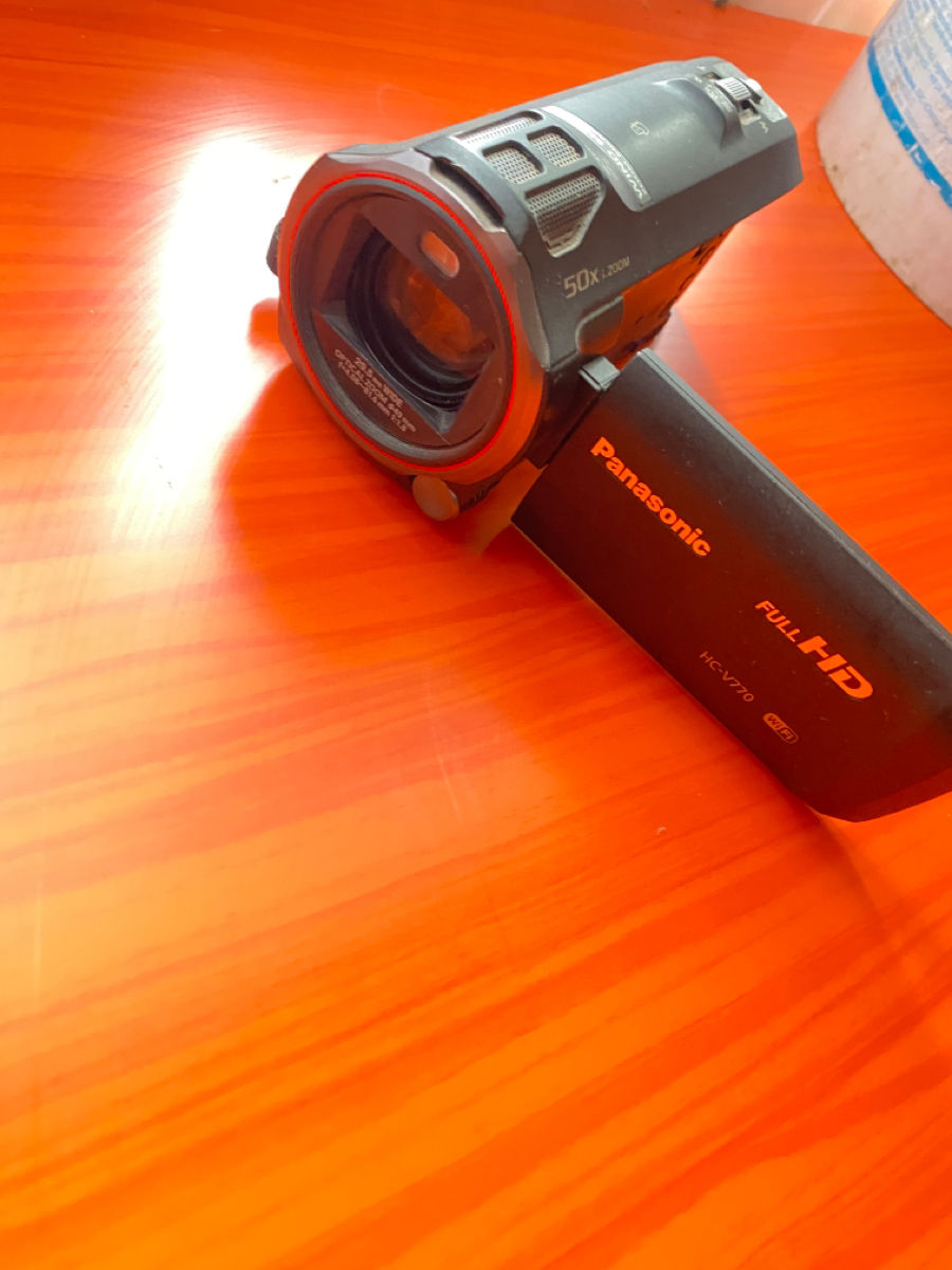 Vînd camera Panasonik HC-770