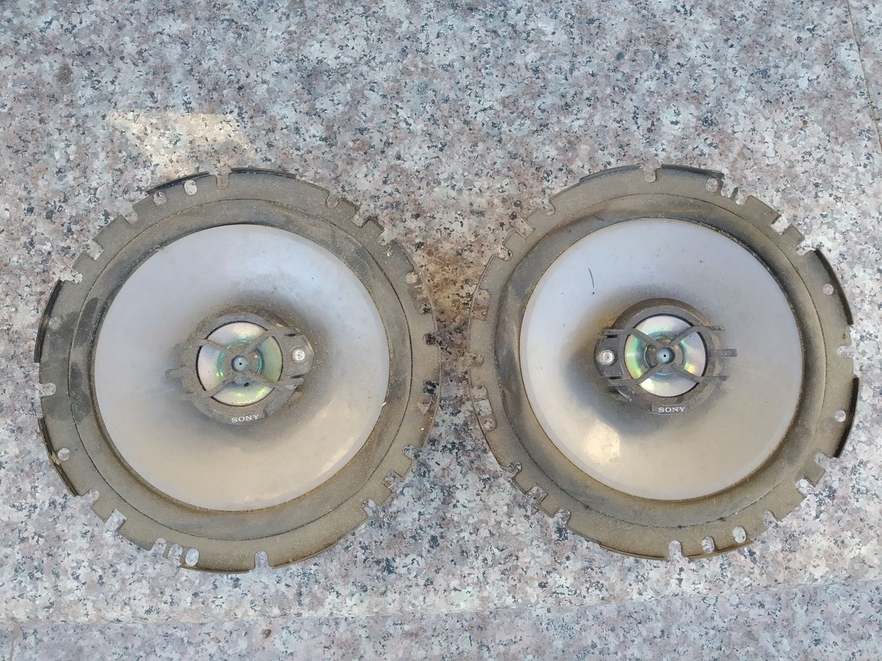 Boxe auto: poza 1 - 100 lei buc, poza 2 - Sony 400 lei 2 buc.