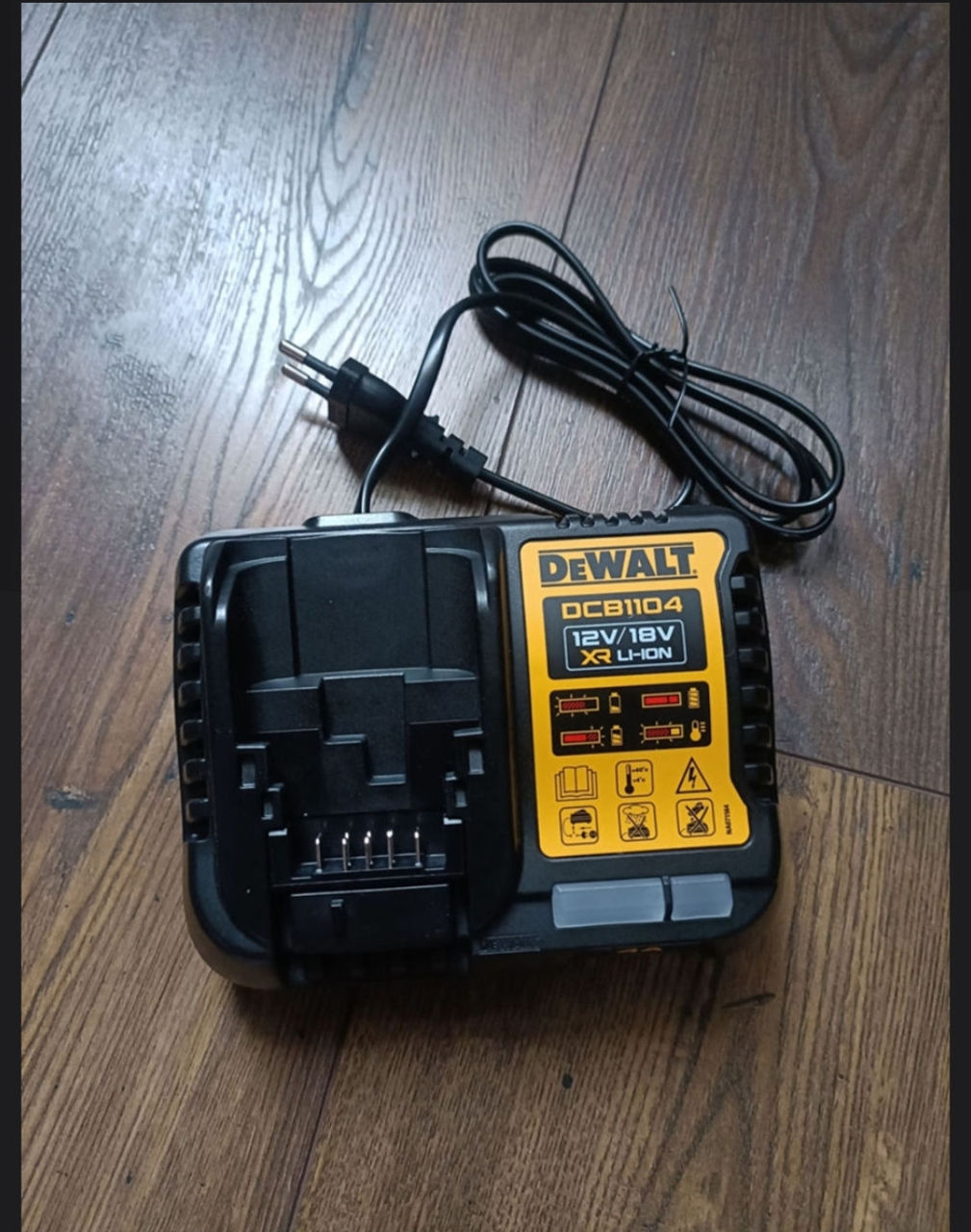 DeWalt DCB 1104 nou!