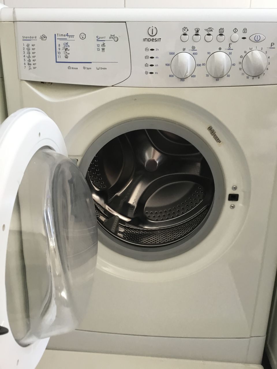 Indesit - 1200 лей . Работает отлично. Узкая. На 5 кг.