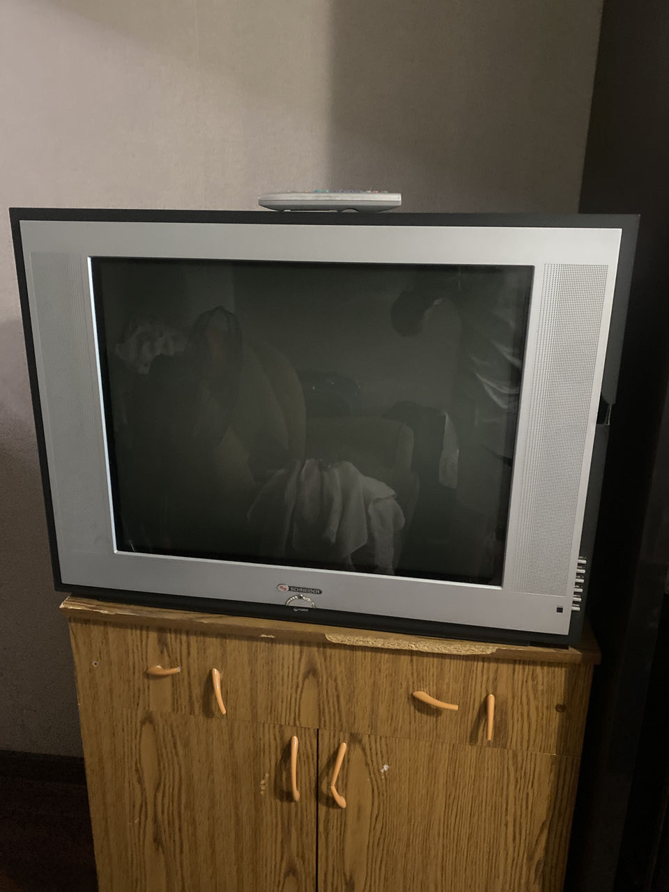 Vand 2 televizoare la pret de 1800